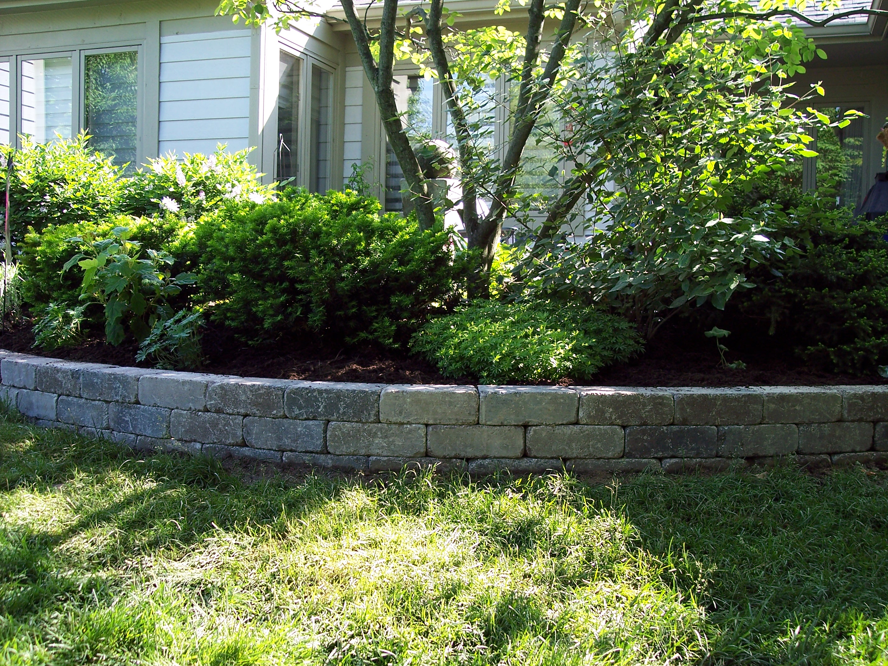 Brussels Dimensional Retaining Wall 'Sierra' | Progressive Lawnscaping